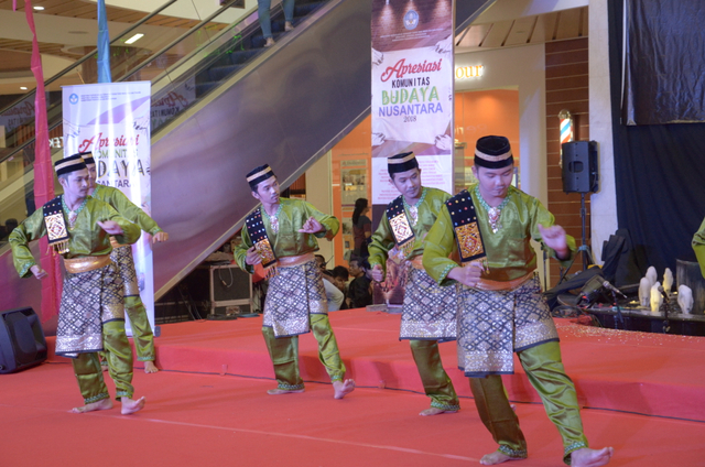 Sejarah Perkembangan Tari Zapin dan Maknanya | kumparan.com