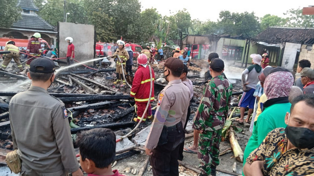Diduga Akibat Korsleting Listrik, 6 Unit Rumah di Bojonegoro Terbakar | kumparan.com