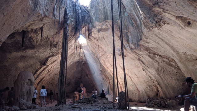 Pesona Gua Mabala Sabu Raijua dan Penampakan Ular di Gerbang Gua ...