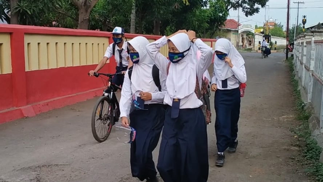 Video: Siswa Siswi SMP di Brebes Antusias Berangkat ke Sekolah ...