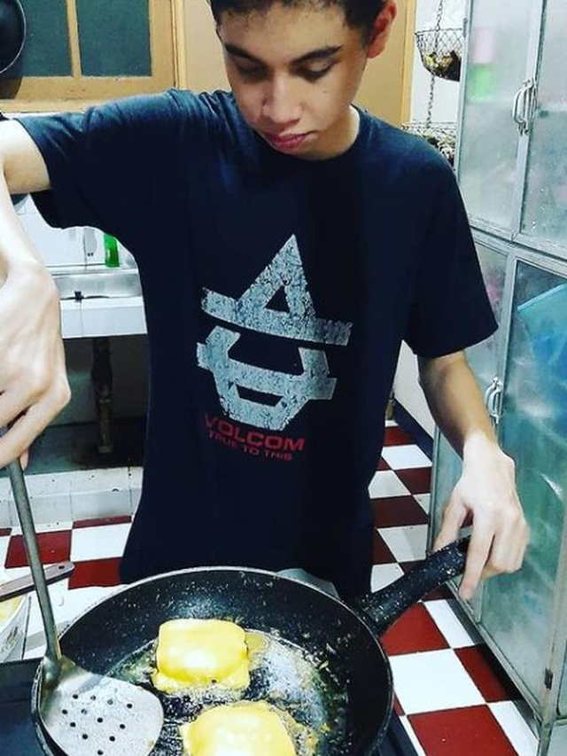 5 Potret Muhammad Zarno yang Kini Jago Memasak Sepeninggal Jane ...