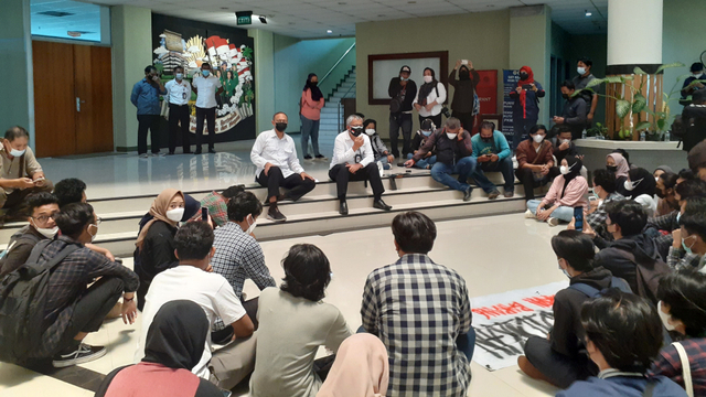 Mahasiswa UPN Veteran Yogyakarta Geruduk Rektorat, Pertanyakan ...