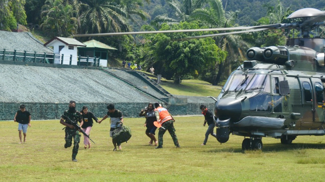 TNI Polri Ditembaki KST Saat Evakusi Jenazah Suster Gabriela di Kiwirok ... TNI Polri Ditembaki KST Saat Evakusi Jenazah Suster Gabriela di Kiwirok ...