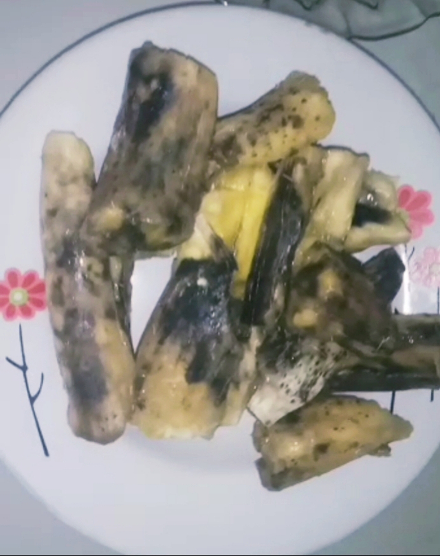 Nikmatnya Hidangan Ubi Hitam Dicampur Parutan Kelapa | kumparan.com