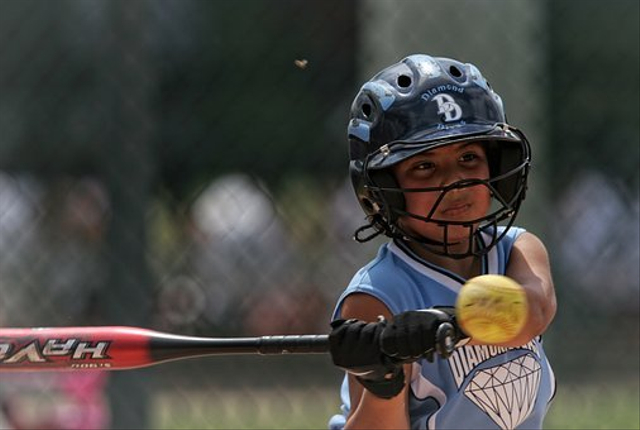 Pantulan Bola Hasil Pukulan Tumbuk yang Benar pada Permainan Softball ...
