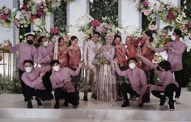 6 Potret Bridesmaid dan Groomsmen di Momen Lamaran Ria Ricis, Curi ...