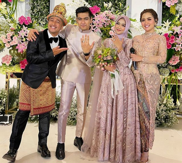 7 Potret Selebritis di Lamaran Ria Ricis dan Teuku Ryan | kumparan.com
