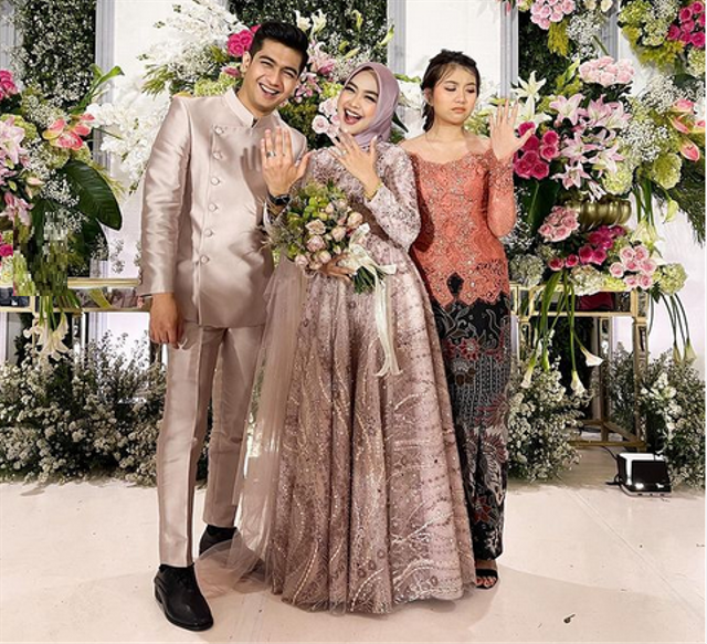 7 Potret Selebritis di Lamaran Ria Ricis dan Teuku Ryan | kumparan.com