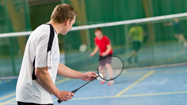 Cara Melakukan Servis Backhand dalam Bulu Tangkis | kumparan.com