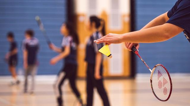 Cara Melakukan Servis Backhand dalam Bulu Tangkis | kumparan.com