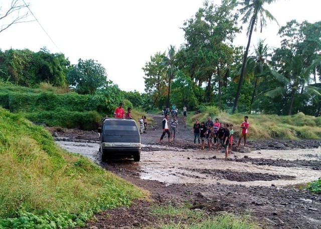 Kali Amakaka di Lembata Meluap Akibat Hujan Deras, Transportasi Macet ...