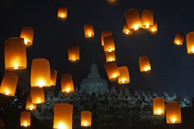 Foto: 2022 Lampion Meriahkan Perayaan Waisak di Candi Borobudur | kumparan.com