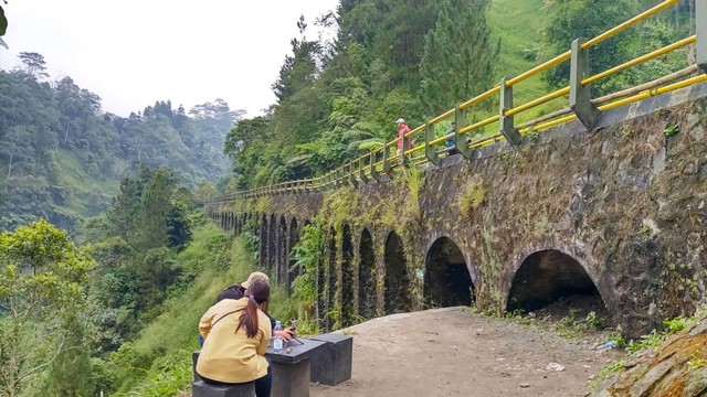 Viral Jadi Lokasi KKN Desa Penari, Jembatan Plunyon Sleman Ramai ...