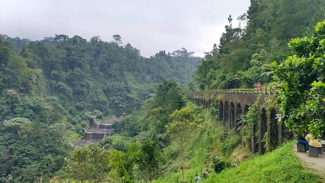 Viral Jadi Lokasi KKN Desa Penari, Jembatan Plunyon Sleman Ramai ...