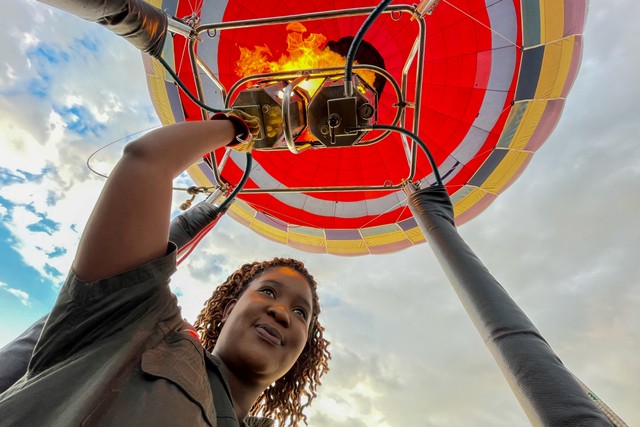 Foto: Pilot Balon Udara Wanita Kulit Hitam Pertama di Afrika Selatan ...