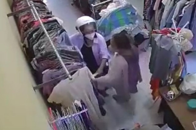 Aksi Emak-emak Curi Pakaian di Bandar Lampung Terekam CCTV | kumparan.com