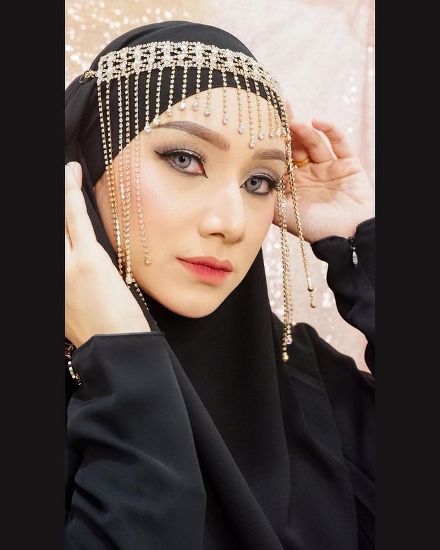 5 Potret Terbaru Indri Giana, Makin Flawless dan Anggun | kumparan.com