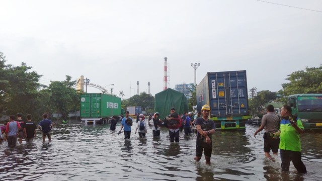 Tanggul Jebol, Pelabuhan Tanjung Emas Semarang Terendam Banjir hingga 1,5 Meter | kumparan.com
