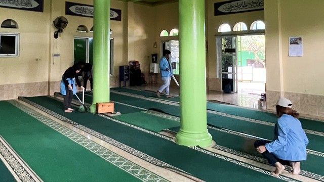 Pembersihan dan Pembaruan Inventaris Masjid Jami Nurul Iman, KKN UNM ...