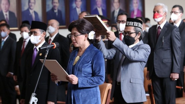 Ova Emilia Resmi Dilantik Sebagai Rektor UGM | kumparan.com