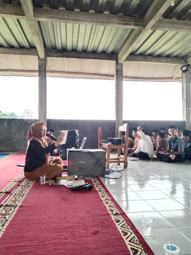 Dosen Unpam Gelar PKM Kreativitas Menulis di Pondok Pesantren El-Alamia ...