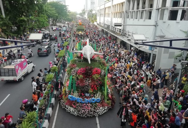 Vakum 2 Tahun, Ribuan Warga Surabaya Tonton Parade Bunga dan Pawai ...