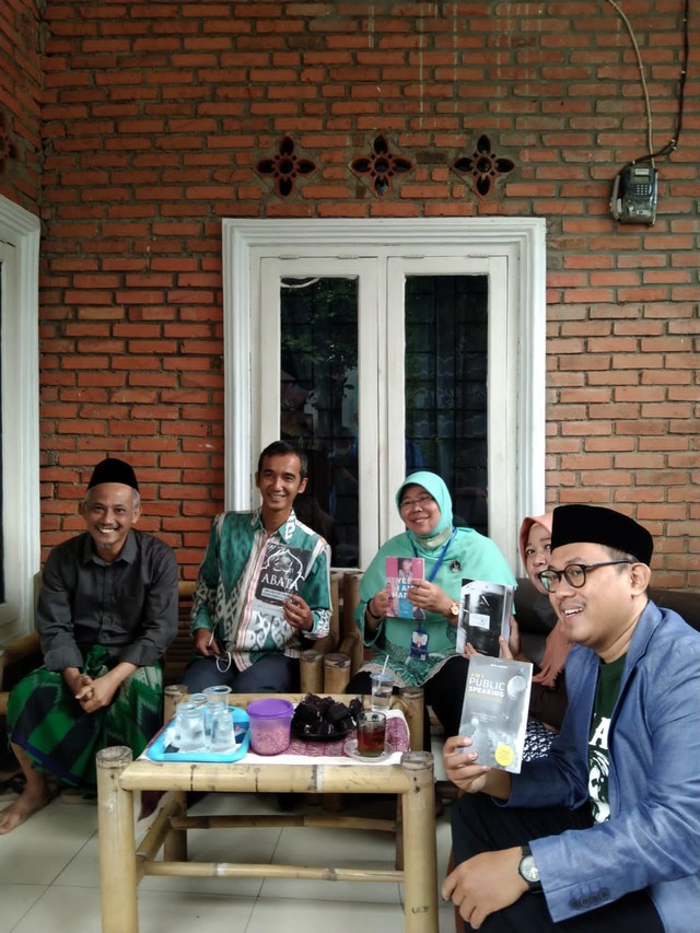 Santri El-Alamia Produktif Menulis Buku | kumparan.com