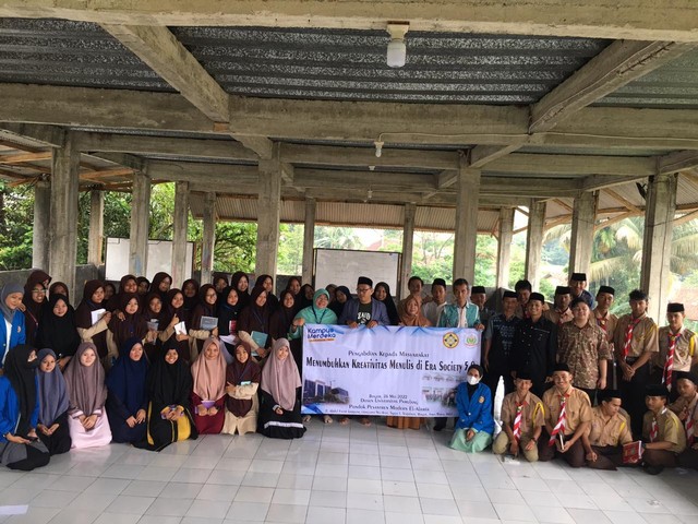 Santri El-Alamia Produktif Menulis Buku | kumparan.com