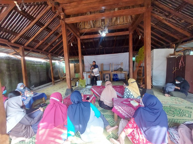 KKN UAD Kenalkan 'Ember Tumpuk' untuk Atasi Sampah Organik Rumah Tangga ...