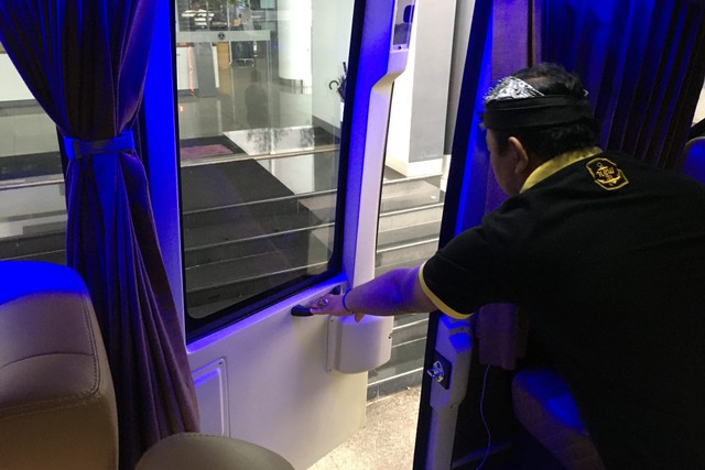 Penumpang Wajib Tahu, Begini Cara Buka Pintu Darurat Bus | kumparan.com