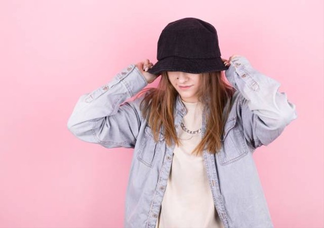 Inspirasi OOTD Bucket Hat Membuat Tampilan Semakin Stylish | kumparan.com