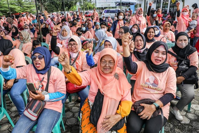 Emak-emak & Cucu Raden Mattaher Dukung Ganjar Capres, Yakin Entaskan Kemiskinan | kumparan.com