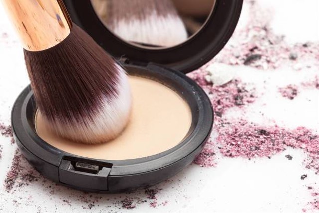 Perbedaan Loose Powder dan Compact Powder yang Perlu Diketahui ...