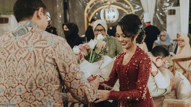Gaya Anak Anies Baswedan saat Lamaran, Tampil Bold Pakai Kebaya Merah | kumparan.com