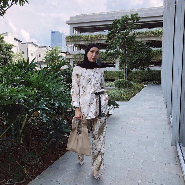 7 Inspirasi Modest Fashion ala Jenahara Nasution, Sederhana dan ...
