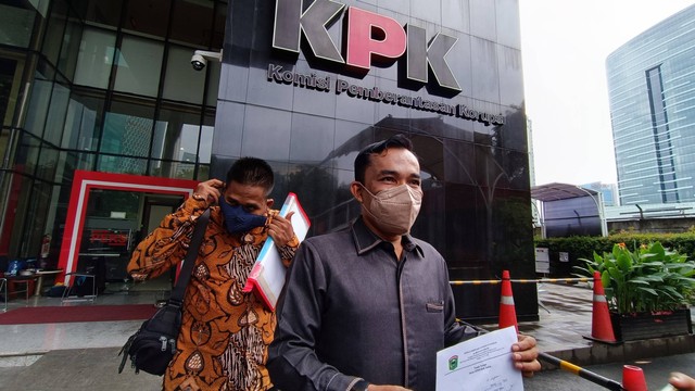 Ketua DPRD Solok Laporkan Bupati Epyardi Asda ke KPK | kumparan.com