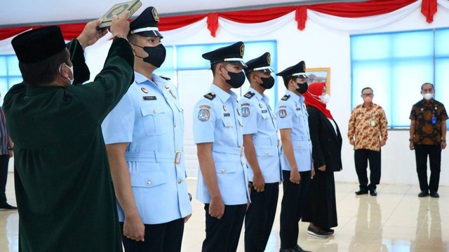 Kakanwil Lantik JFT Pemeriksa Imigrasi dan Notaris Pengganti | kumparan.com