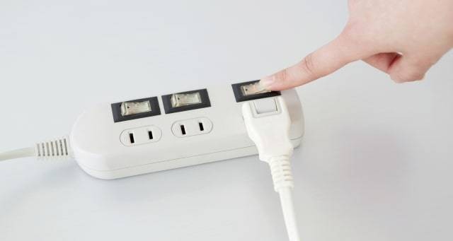 Apa Iya, Mencabut Colokan yang Tak Digunakan Bisa Menghemat Tagihan ...