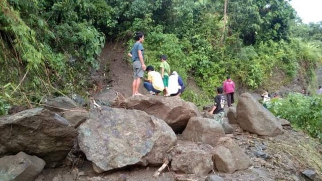 Longsoran Batu Besar Tutup Jalan, 413 Warga Salunangka, Mamuju ...