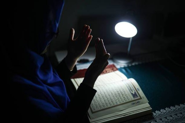 Bacaan Allahummarhamna Bil Quran Arab dan Keutamaannya | kumparan.com