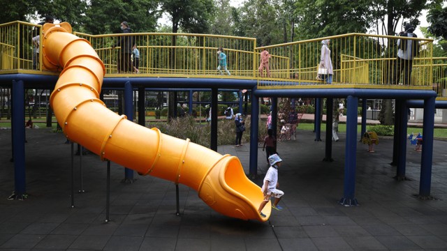 Foto: Warga Jakarta Nikmati Liburan Akhir Pekan di RPTRA Taman Puring ...