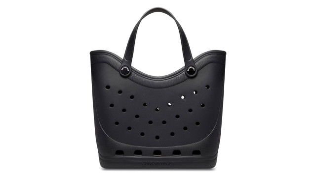 6 Fashion Item Aneh yang Dirilis Balenciaga, Sepatu Belel hingga Tas ...