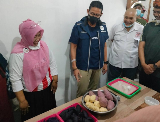 Sandiaga Uno Dorong Produk UMKM Asal Kuningan Tembus Pasar Ekspor | kumparan.com