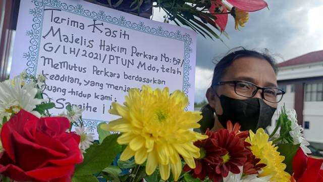 Warga Sangihe Kirim Bunga untuk PTUN Manado yang Batalkan Izin Operasi ...