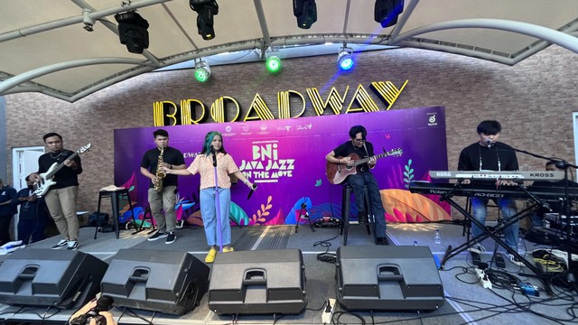 IDGITAF dan Nadin Amizah Tampil Syahdu di BNI Java Jazz On The Move ...
