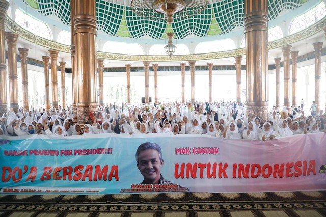 Emak-Emak di Jambi Doakan Ganjar Pranowo Jadi Presiden 2024 | kumparan.com
