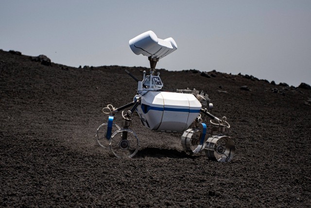 Foto: Uji Coba Robot Eksplorasi di Gunung Etna, Italia | kumparan.com