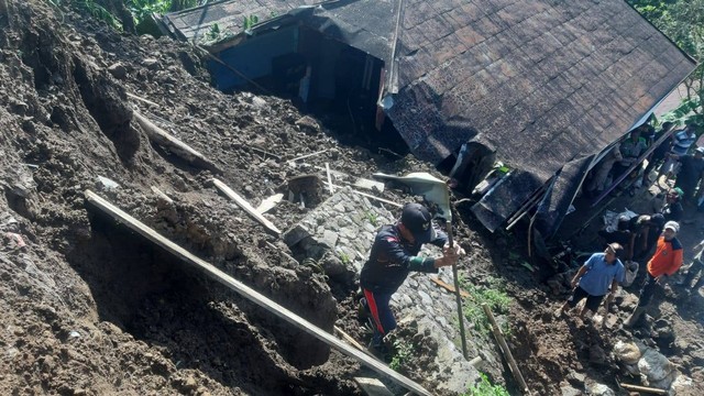 Puluhan Warga Pemalang Diungsikan Akibat Tanah Longsor | kumparan.com Puluhan Warga Pemalang Diungsikan Akibat Tanah Longsor | kumparan.com