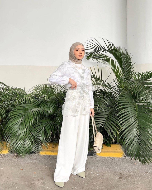7 Inspirasi Outfit Hijab Warna Soft ala Selebgram Meirani Amalia Putri | kumparan.com