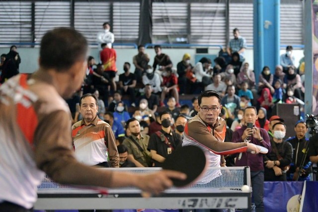Saat Ridwan Kamil Bertarung Lawan Kajati Jabar di Arena Tenis Meja ...